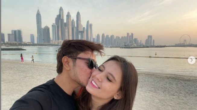 6 Gaya Pacaran Abash dengan Pacar Baru, Cara Berpakaian Sering Disorot