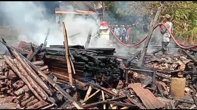 Lupa Matikan Tungku Api, Rumah Panggung di Cibeber Kebakaran
