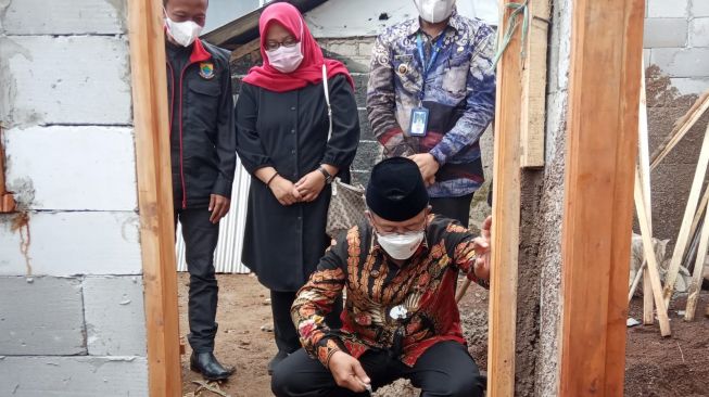Puluhan Keluarga di Desa Cipanas Terima Bantuan Rutilahu Rp17,5 Juta