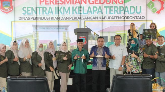 Dorong IKM di Kabgor, Bupati Nelson Resmikan Gedung Sentra IKM Kelapa