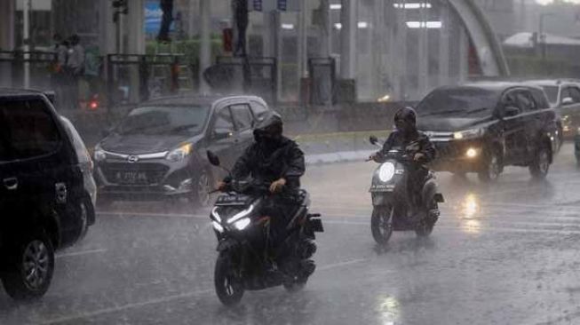 Waspada, Hujan Lebat Disertai Petir dan Angin Kencang Bakal Guyur Wilayah L