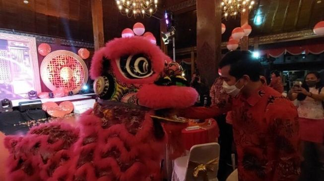 Perayaan Cap Go Meh, Gibran Beri Angpao Enam Barongsai