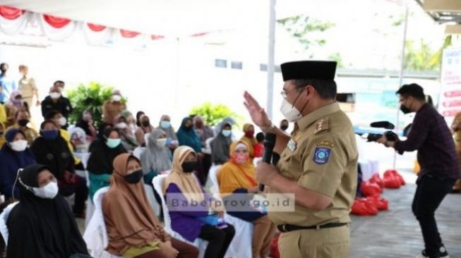 Warga Parit Padang Terima Ratusan Paket Bantuan Sosial