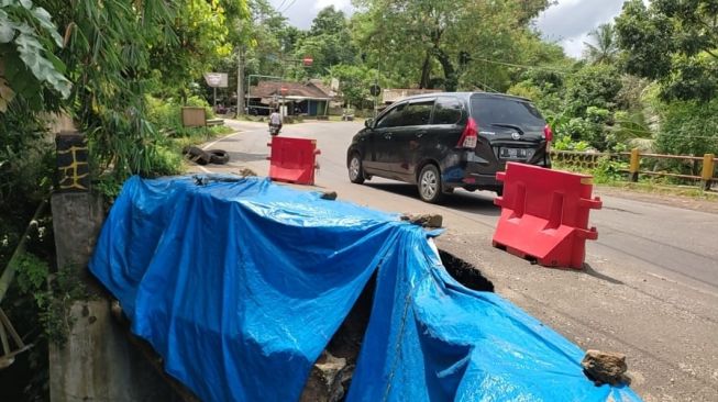 Jalan Raya Labuan – Pandeglang Amblas, Pengendara Diminta Waspada