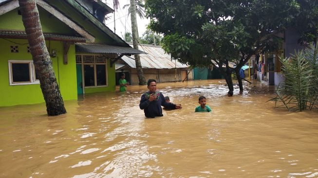 Terendam Banjir 1 Meter Lebih, Warga di Labuan Pandeglang Pilih di Rumah
