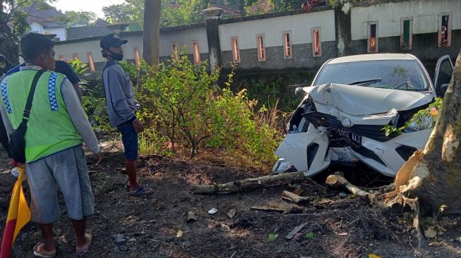 Hindari Tabrakan, Sebuah Mobil Menabrak Pohon di Baureno