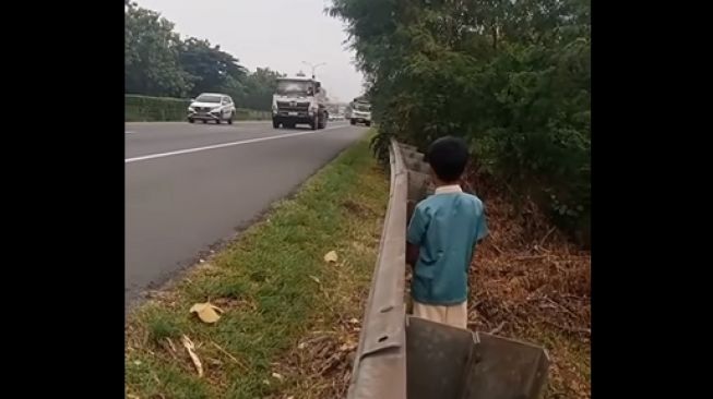 Rela Berdiri di Pinggir Jalan untuk Temui Bapaknya yang Merupakan Sopir Truk, Aksi Bocil Ini ...
