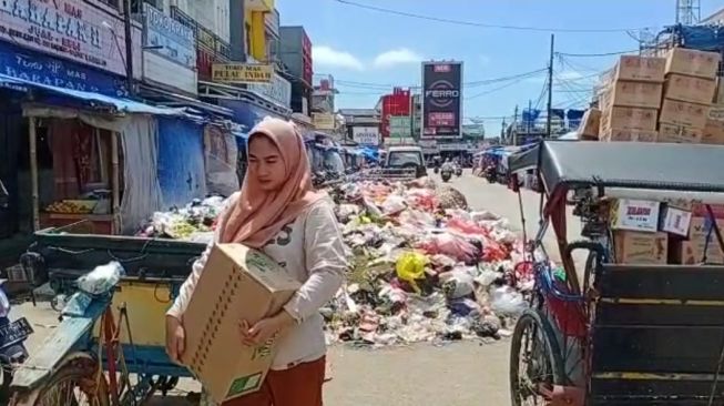 Sampah di Pasar Labuan Terbengkalai Keluarkan Bau Busuk