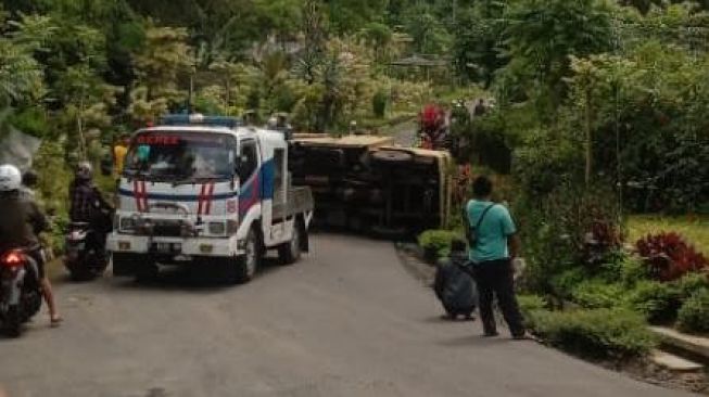 Truk Bermuatan Sembako Terguling di Jalan Hancet