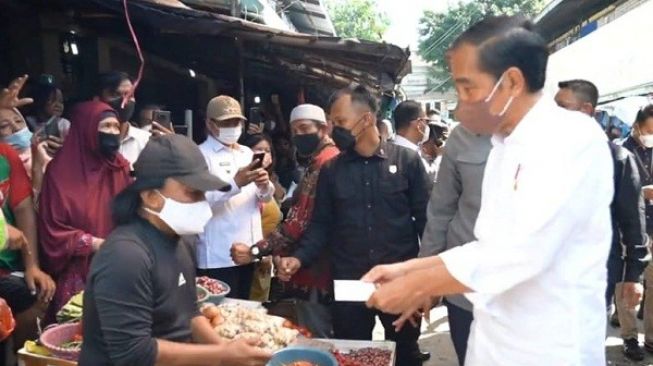 Pos Indonesia Salurkan BLT Minyak Goreng dan BST dari Kemensos