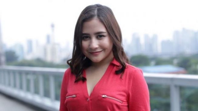 Syuting Komedia, Prilly Latuconsina Diomeli Sutradara