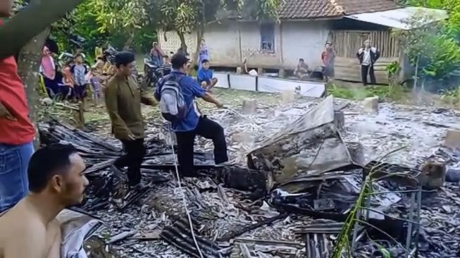 Lagi, Kebakaran Hanguskan Rumah Panggung di Naringgul