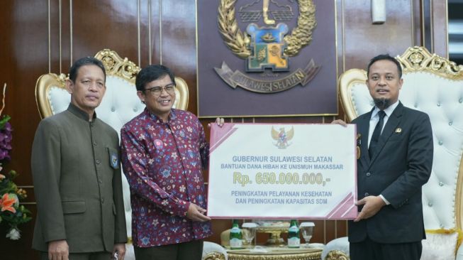 Gubernur Sulsel Serahkan Rp650 Juta Ke Unismuh Untuk Teropong Hilal