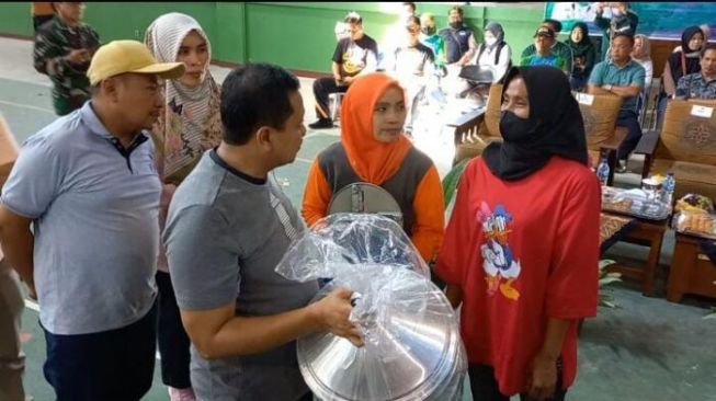 Bupati Dony Bantu Pelaku UMKM Sumedang Selatan
