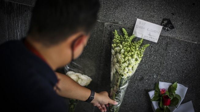 Karangan Bunga untuk Ratu Elizabeth II di Kedubes Inggris