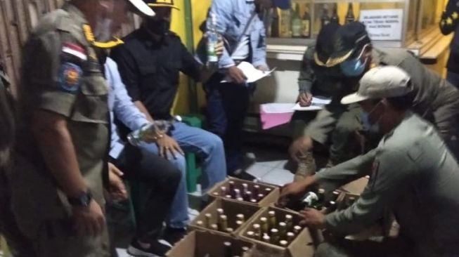Warung Jamu di Merak Dirazia, Ratusan Botol Miras Diamankan