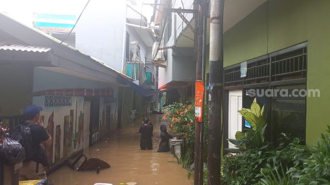 Banjir Capai 1,75 Meter, Warga Kebon Pala Jaktim Tetap Bertahan di Lantai 2 Rumah
