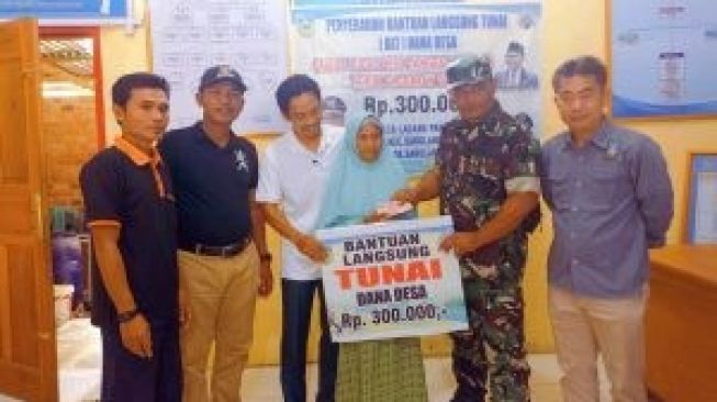 Babinsa Dampingi Penyaluran BLT Dana Desa, Pastikan Berjalan Lancar