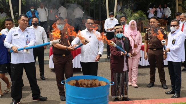 Ditresnarkoba Polda Banten Musnahkan Barang Bukti Ganja dan Sabu