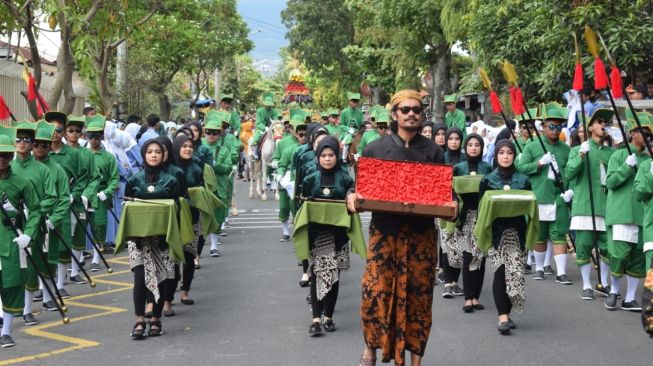 Meriah! Ribuan Warga Temanggung Tumpah Ruah ke Jalan Rayakan Kirab ... Meriah! Ribuan Warga Temanggung Tumpah Ruah ke Jalan Rayakan Kirab ...