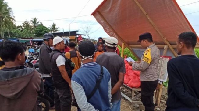 Polres SBT Salurkan Bantuan Seratusan Paket Sembako ke Warga