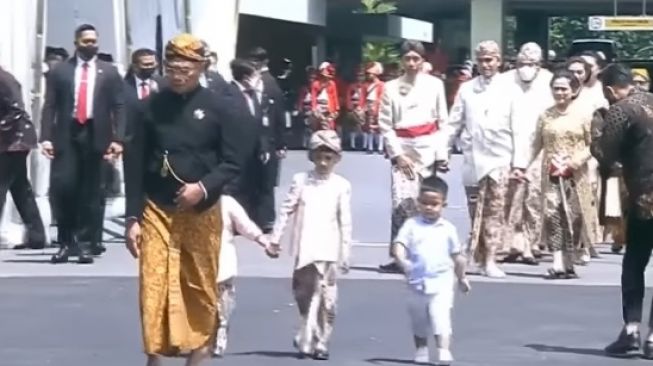 Ini 5 Potret Al Nahyan Nasution, Tak Pernah Mau Pakai Beskap di Pernikahan Kaesang dan Erina