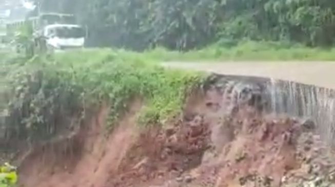 Intensitas Hujan Tinggi Akibatkan Tepi Jalan Blok Curahem di Lebak Longsor