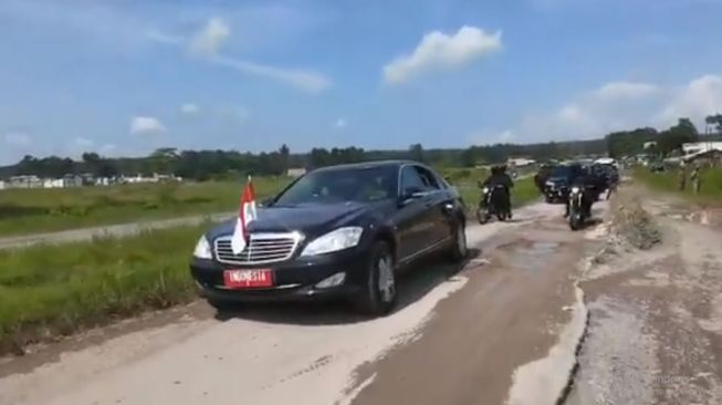 Ketika Mobil RI 1 Terobos Jalan Rusak di Lampung