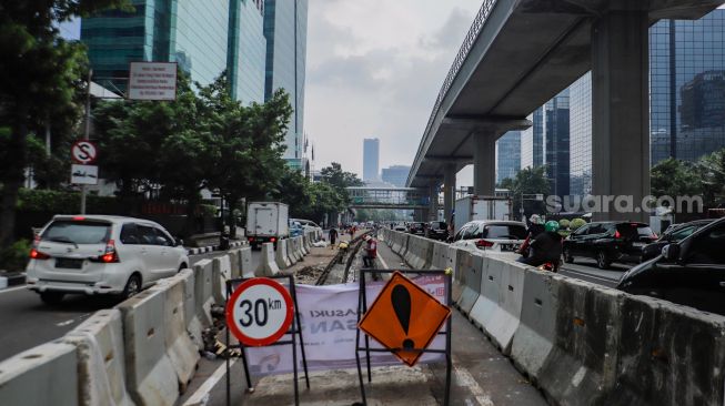 Pembatas Jalan di Jalan Rasuna Said Dibongkar
