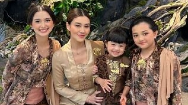 Sama-sama Berkebaya, Adu Pesona Aaliyah Massaid dan Sarah Menzel di ...