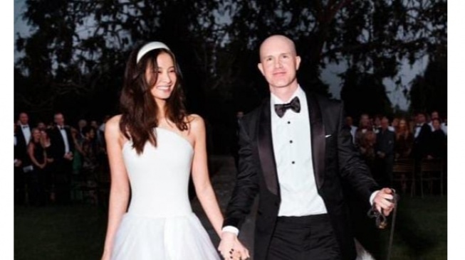 Profil Mentereng Angela Meng Istri Sah Brian Armstrong, Suaminya Bantah ...