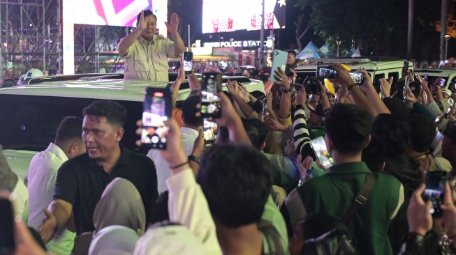 Momen Prabowo Sapa Warga saat Car Free Night Jakarta