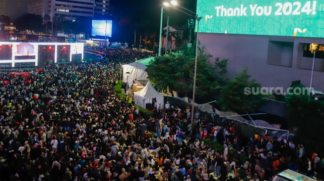 Hampir Gak Bisa Gerak! Penampakan Lautan Manusia Penuhi Bundaran HI di Malam Pergantian Tahun