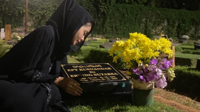 Rutin Datangi Makam Epy Kusnandar, Karina Ranau Malah Dibanding ...
