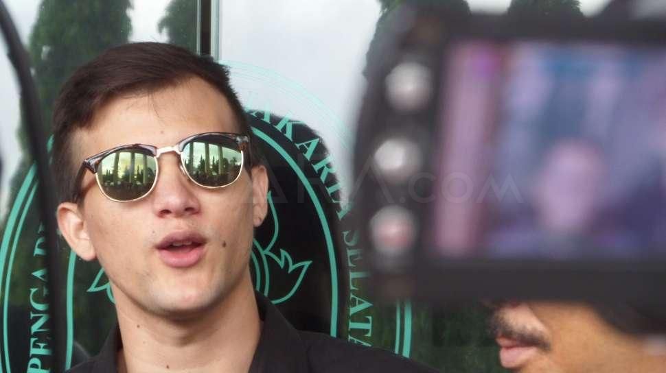 Stuart Collin dan Angela Gilsha Pacaran?