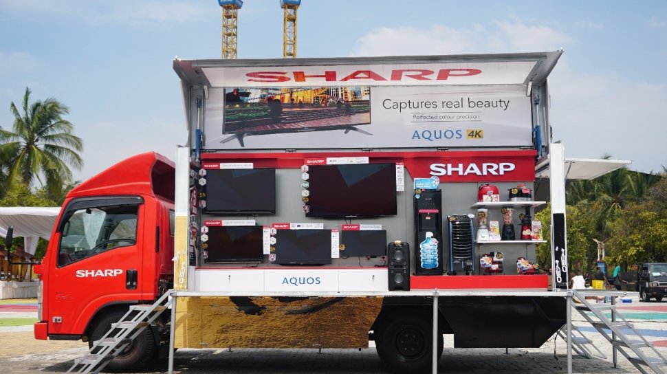 Lebih Dekat, Sharp Luncurkan Mobile Display Truck di Indonesia