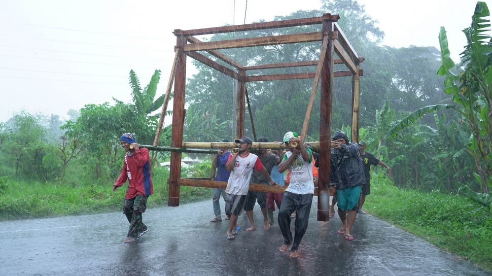 Warga Sleman Gotong Royong Angkat Rumah