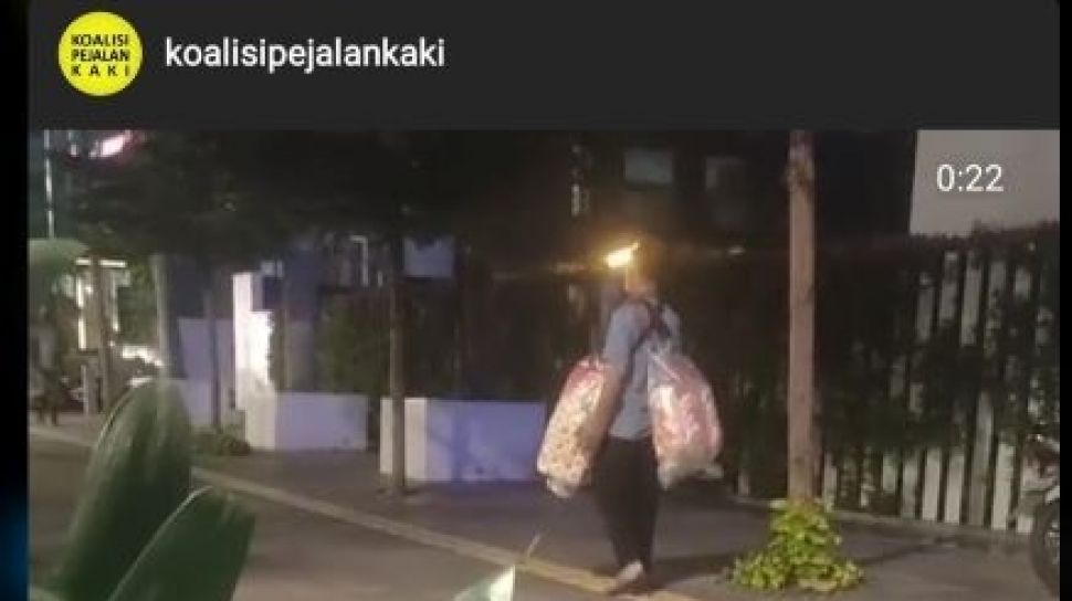 Viral Pedagang Kerupuk Tunanetra Jalan di Blok Kuning, Netizen Terenyuh