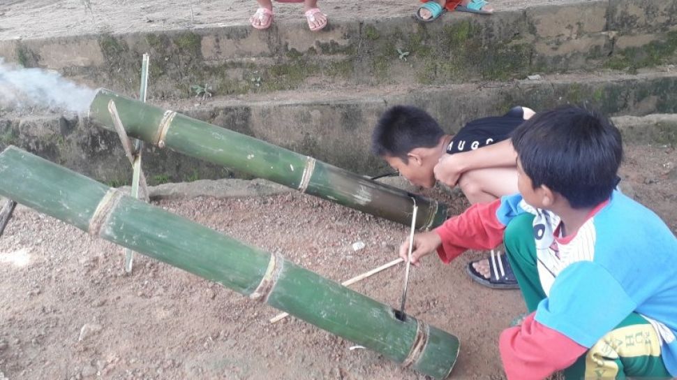 Suara Ledakan Meriam Bambu Jelang Hari Raya Kian Menghilang