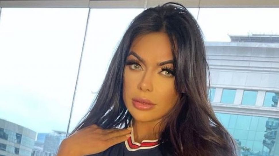 Dukung Lionel Messi, Model Suzy Cortez Pamer Potret Kenakan Jersey PSG