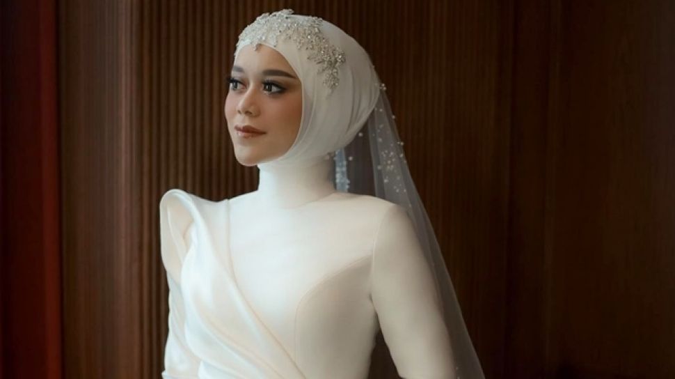 Detail Gaun Lesti Kejora di Acara Syukuran Pernikahan, Cantiknya Bikin Merinding