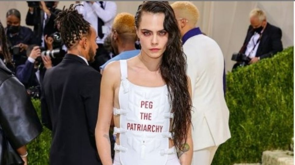 Cara Delevingne Pakai Busana Peg The Patriarchy Di Met Gala 2021 Apa