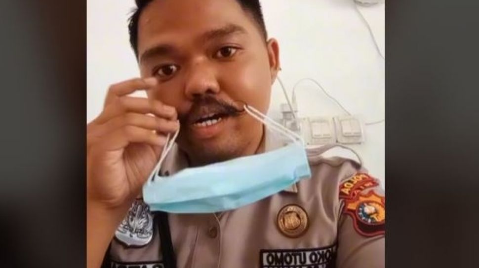 Kocak! Viral Satpam Punya Kumis Unik, Bisa Jadi Gantungan Masker hingga Timbangan