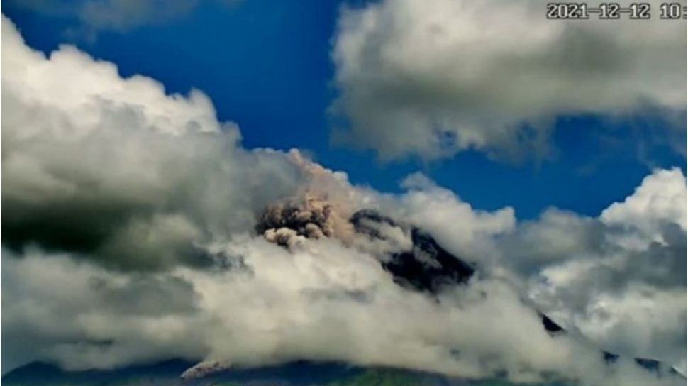 Awas! Gunung Merapi Luncurkan Awan Panas Guguran Sejauh 2.000 Meter