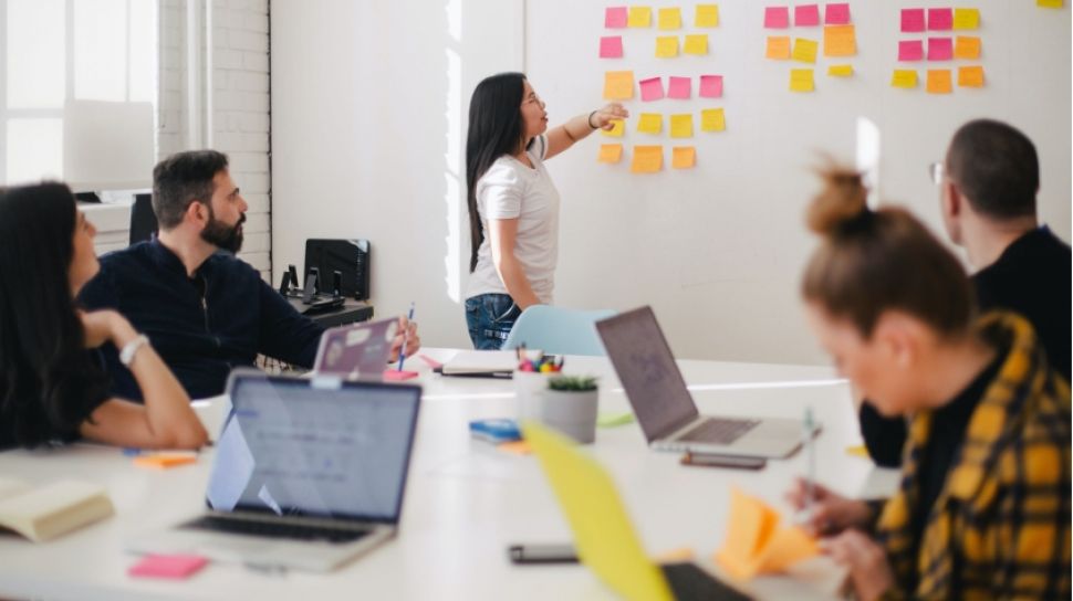 8 Cara Mengatasi Jenuh di Tempat Kerja agar Kamu Kembali Produktif