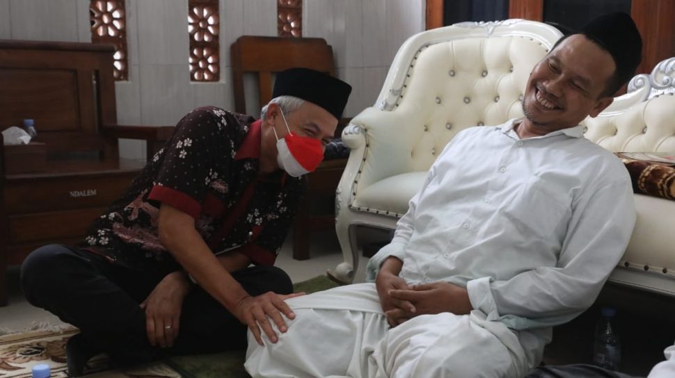 Ketemu Gus Baha, Ganjar Pranowo Ketawa Terpingkal-pingkal, Ini yang Dibahas