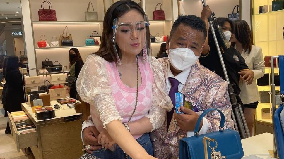 Hotmat Paris Unggah Foto Mesra Sedang Memangku Celine Evangelista ...