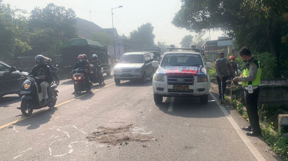 Adu Moncong Kendaraan, Pemotor Tewas di Jalan Raya Mojokerto