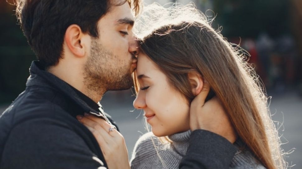 5 Tips agar Suami Makin Sayang sama Istri, Selalu Senyum!