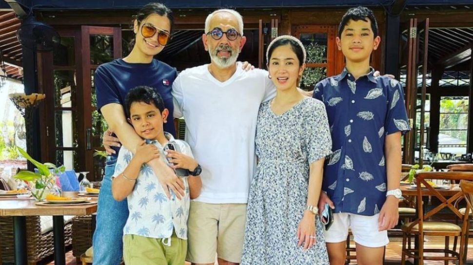 9 Potret Bunga Zainal Bersama Sukhdev Singh dan Anak Sambung, Harmonis!